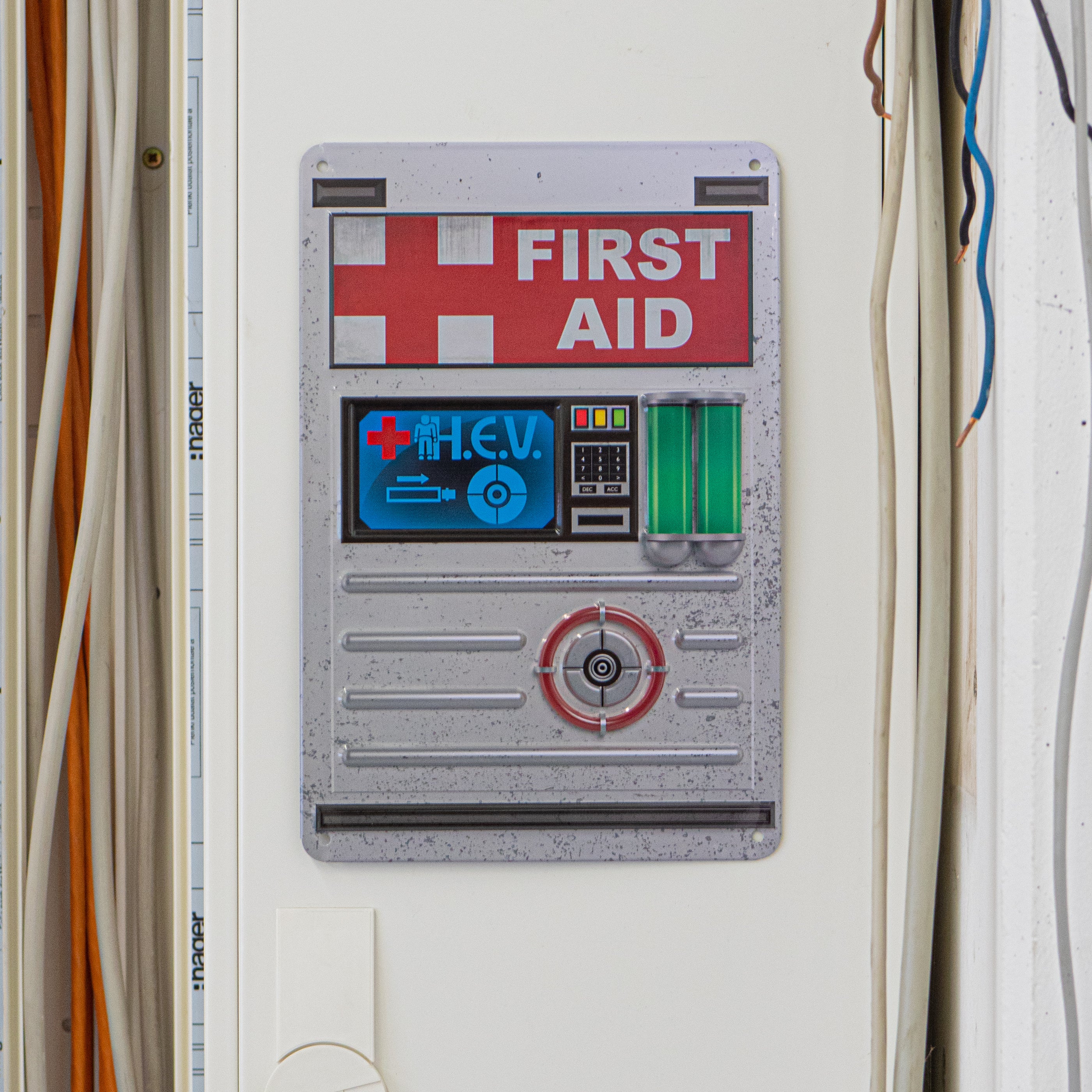 Blechschild Health Charger inspiriert durch Half-Life — getDigital